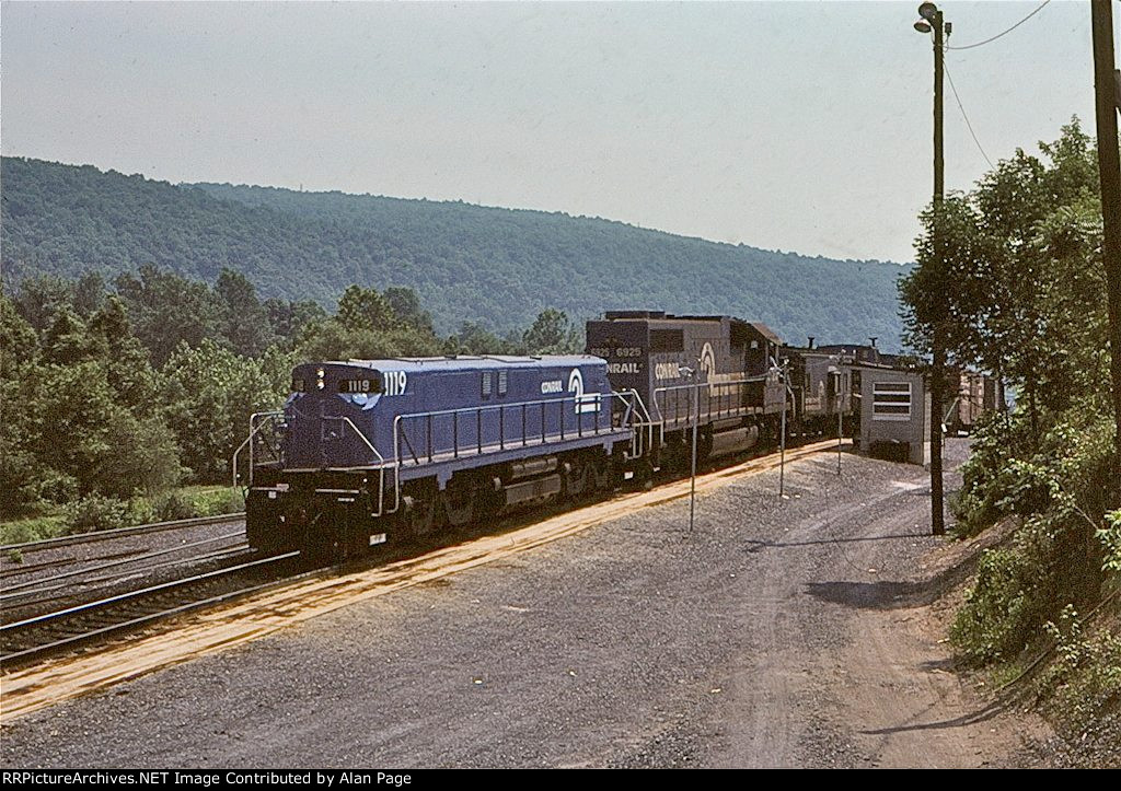 CR SD38 6925 and 1119 work the hump